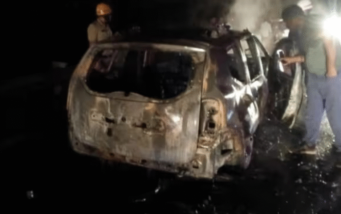 Delhi Car Gutted by Fire in Yellapur Ghat | IBC World News